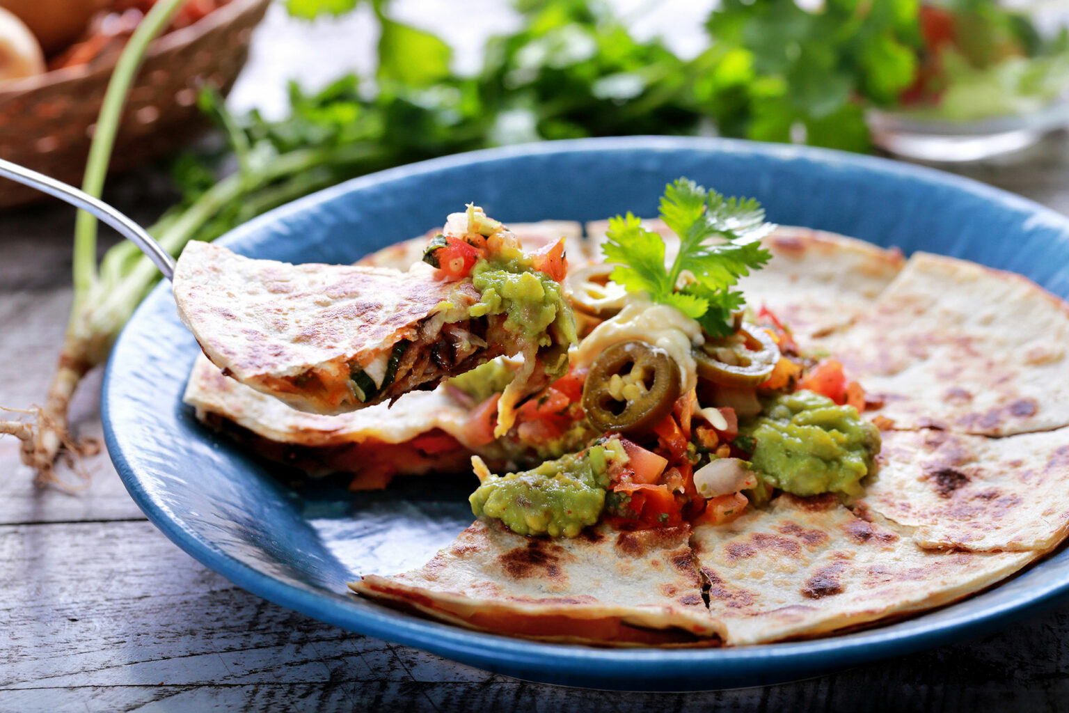 Vegetarische Quesadillas van de BBQ met gegrilde aubergine en ananas ...